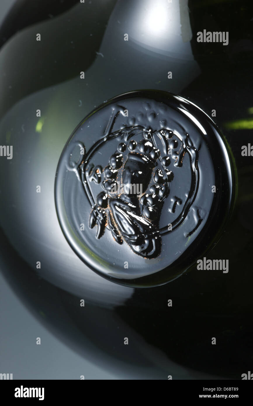 17th and 18th century English Bottle,green bottle Stock Photo - Alamy