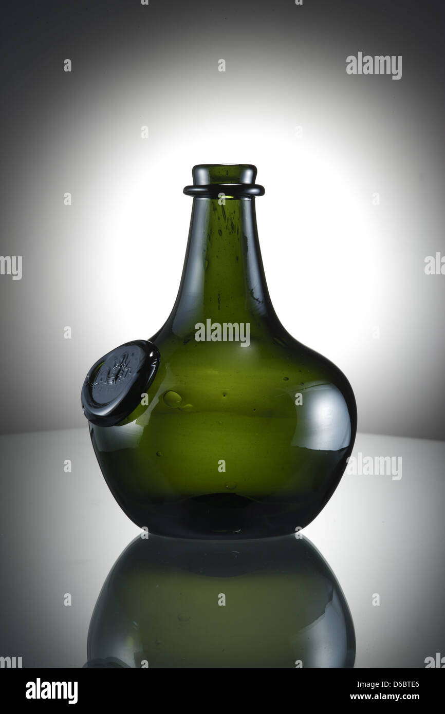 17th and 18th century English Bottle,green bottle Stock Photo - Alamy