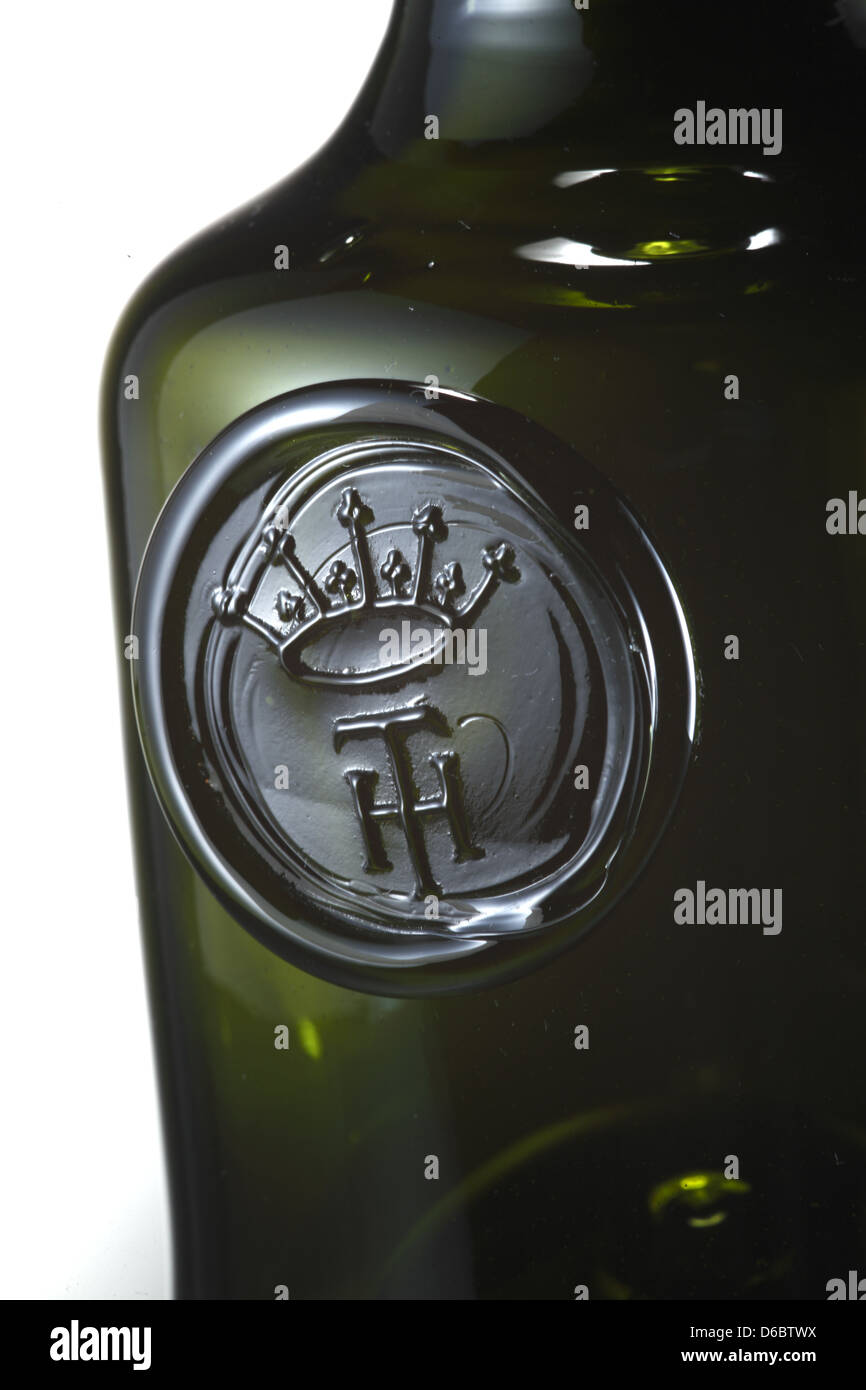 17th and 18th century English Bottle,green bottle Stock Photo - Alamy