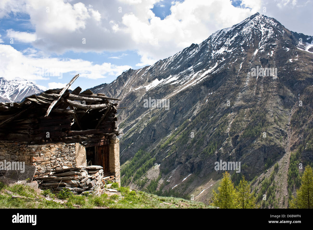 Old alpine house hi-res stock photography and images - Alamy