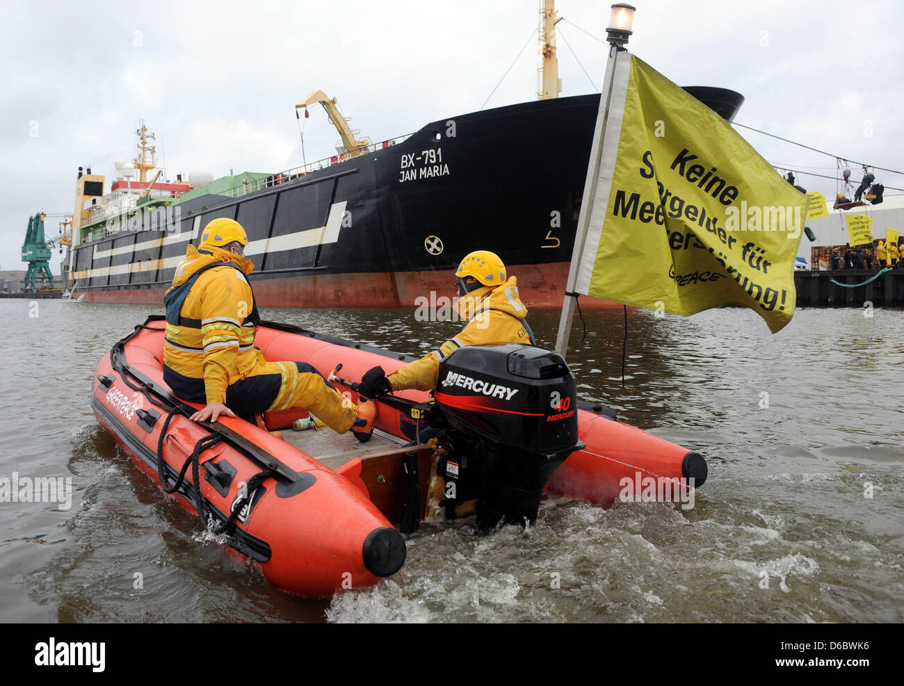 Greenpeace action ship hi-res stock photography and images - Alamy