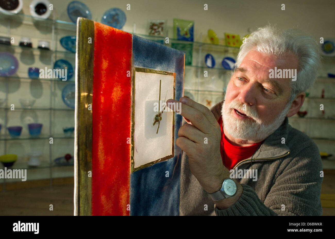 The glass designer Werner Kothe shows one of his artworks in Annenwalde ...