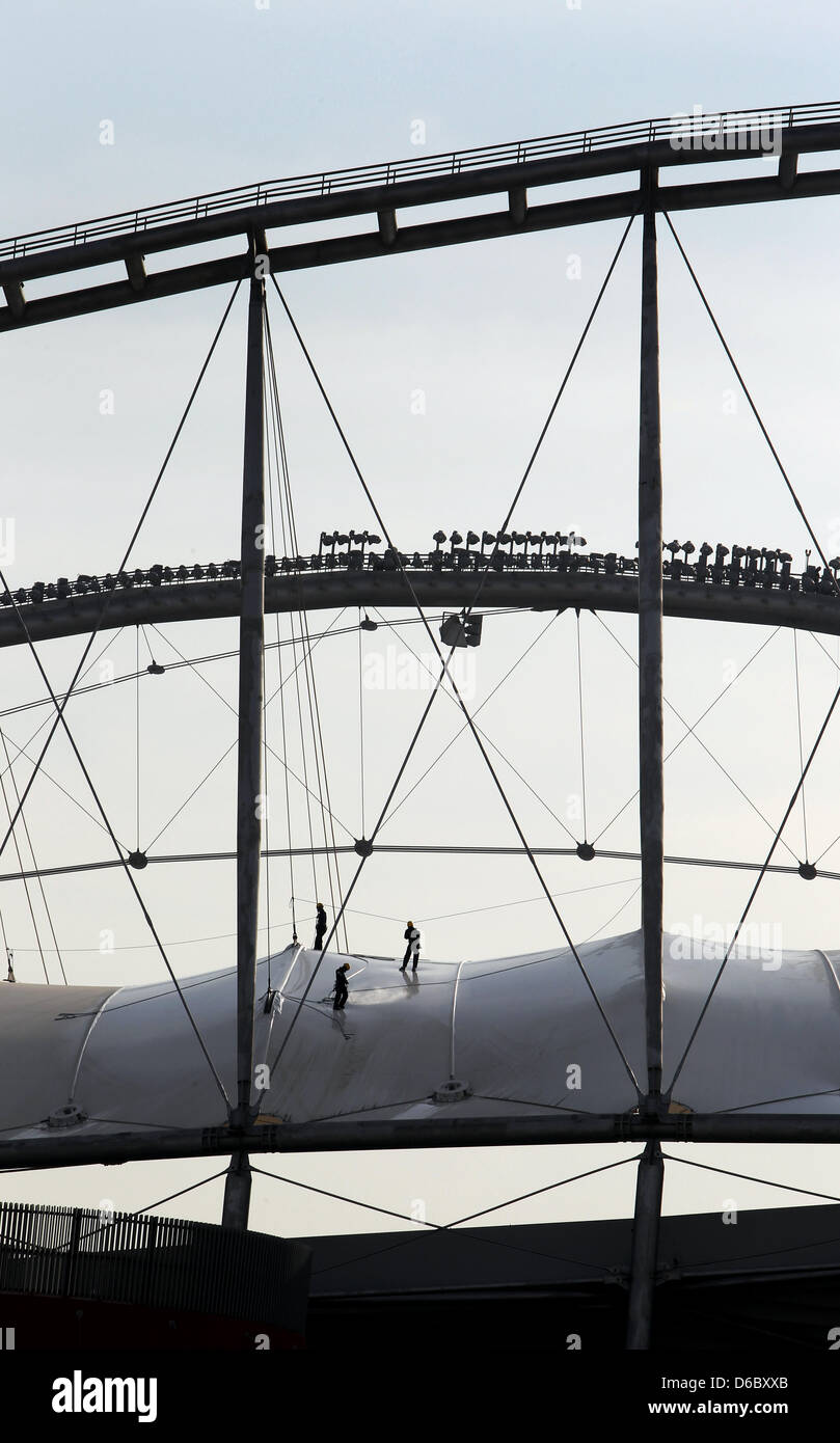 Qatar stadium workers hi-res stock photography and images - Alamy