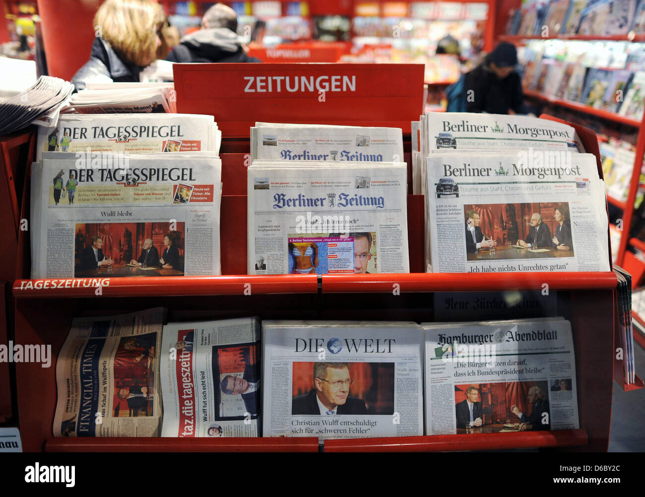 Daily newspapers with German President Wulff (CDU) on the front cover ...