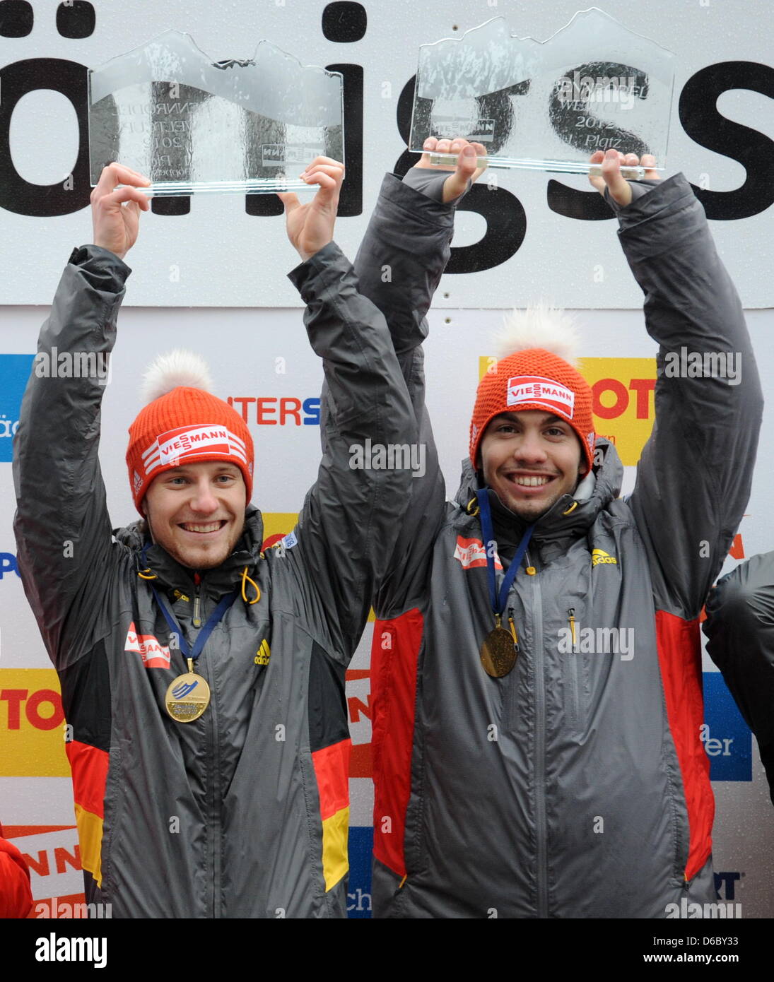 Die deutschen Rennrodler Tobias Wendl (r) und Tobias Arlt jubeln am Donnerstag (05.01.2012) beim ...