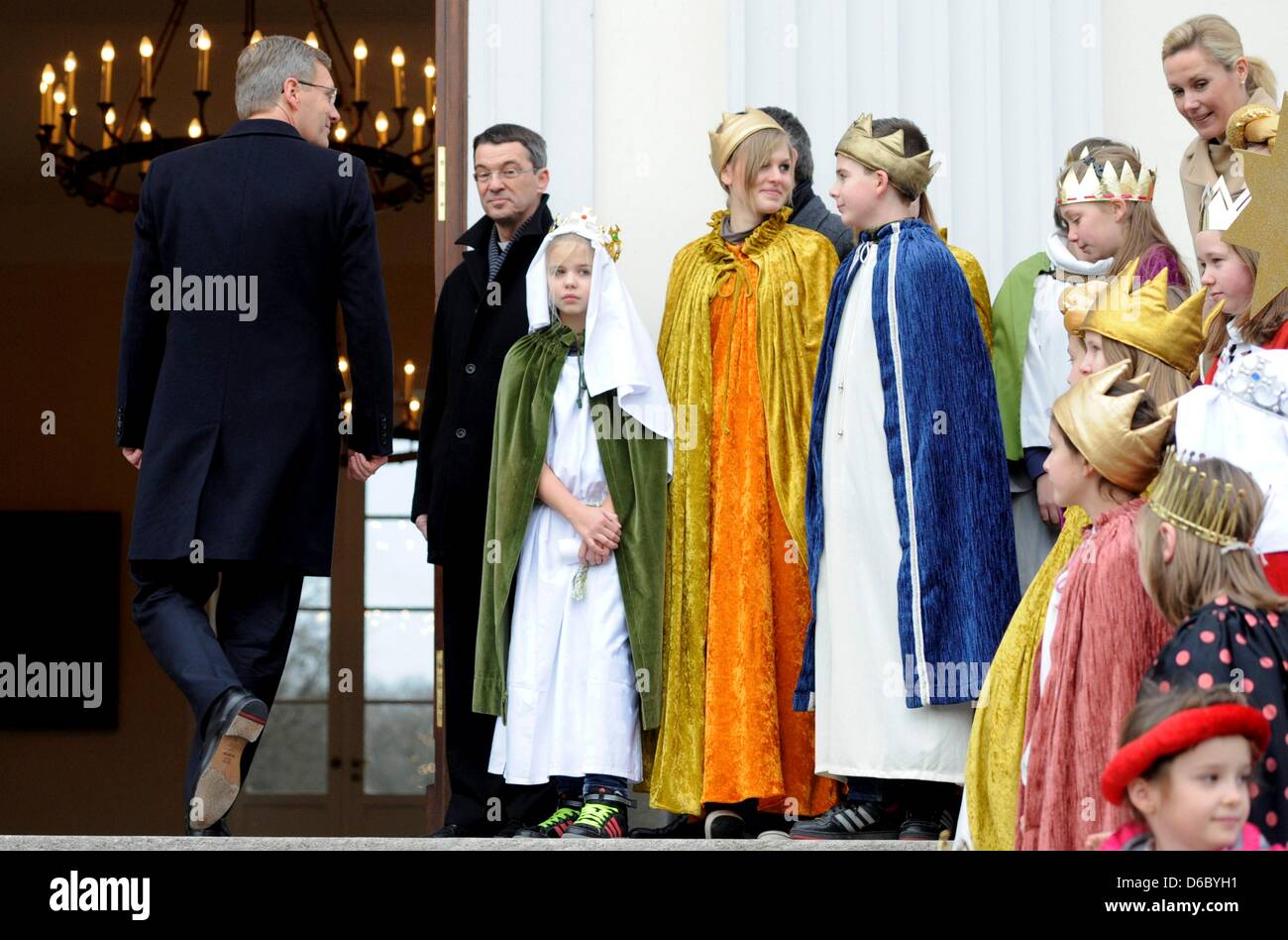German President Christian Wulff (L) and his wife Bettina (R) greet ...
