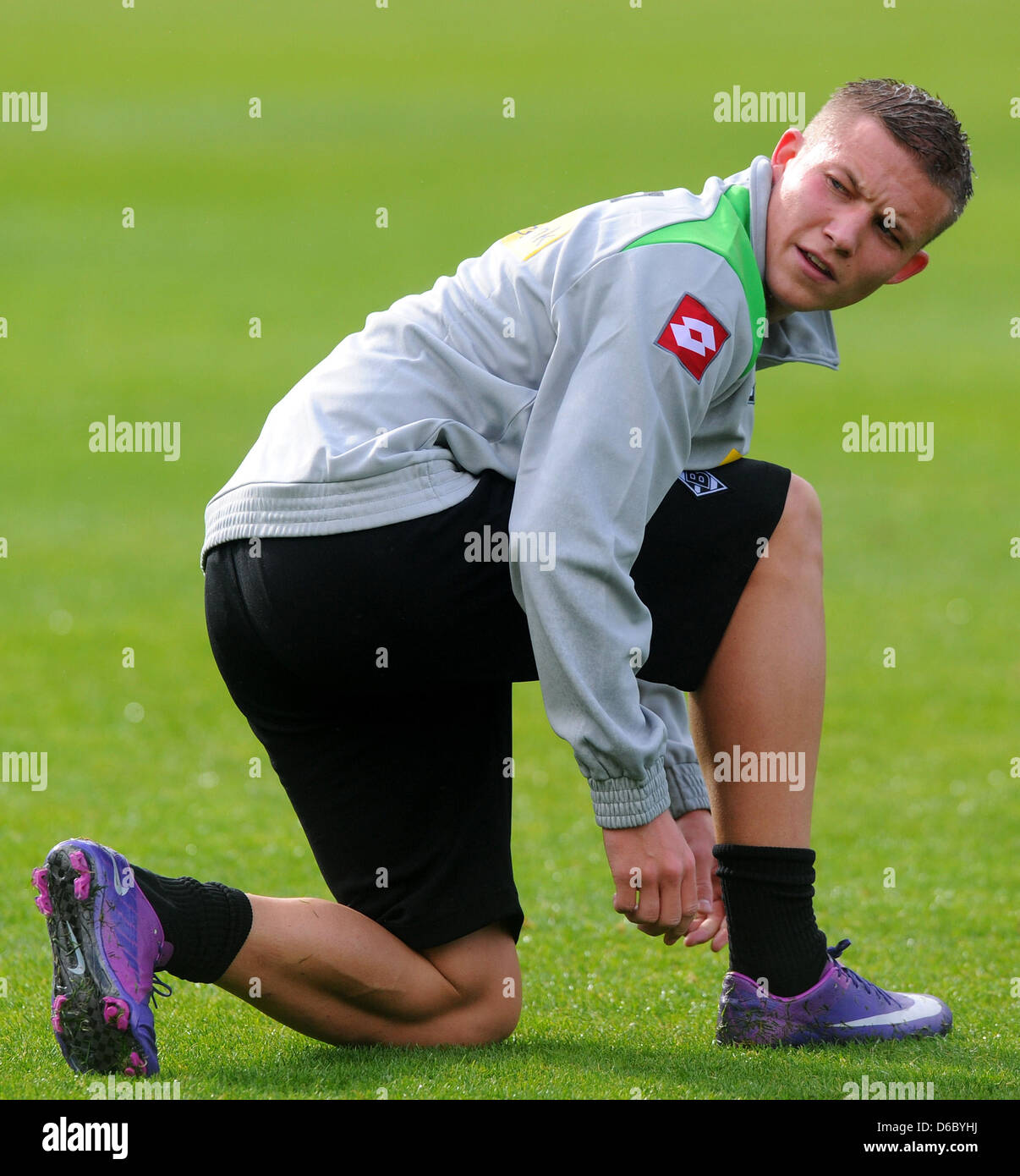 Neuzugang Alexander Ring von Borussia Mönchengladbach bindet sich am ...