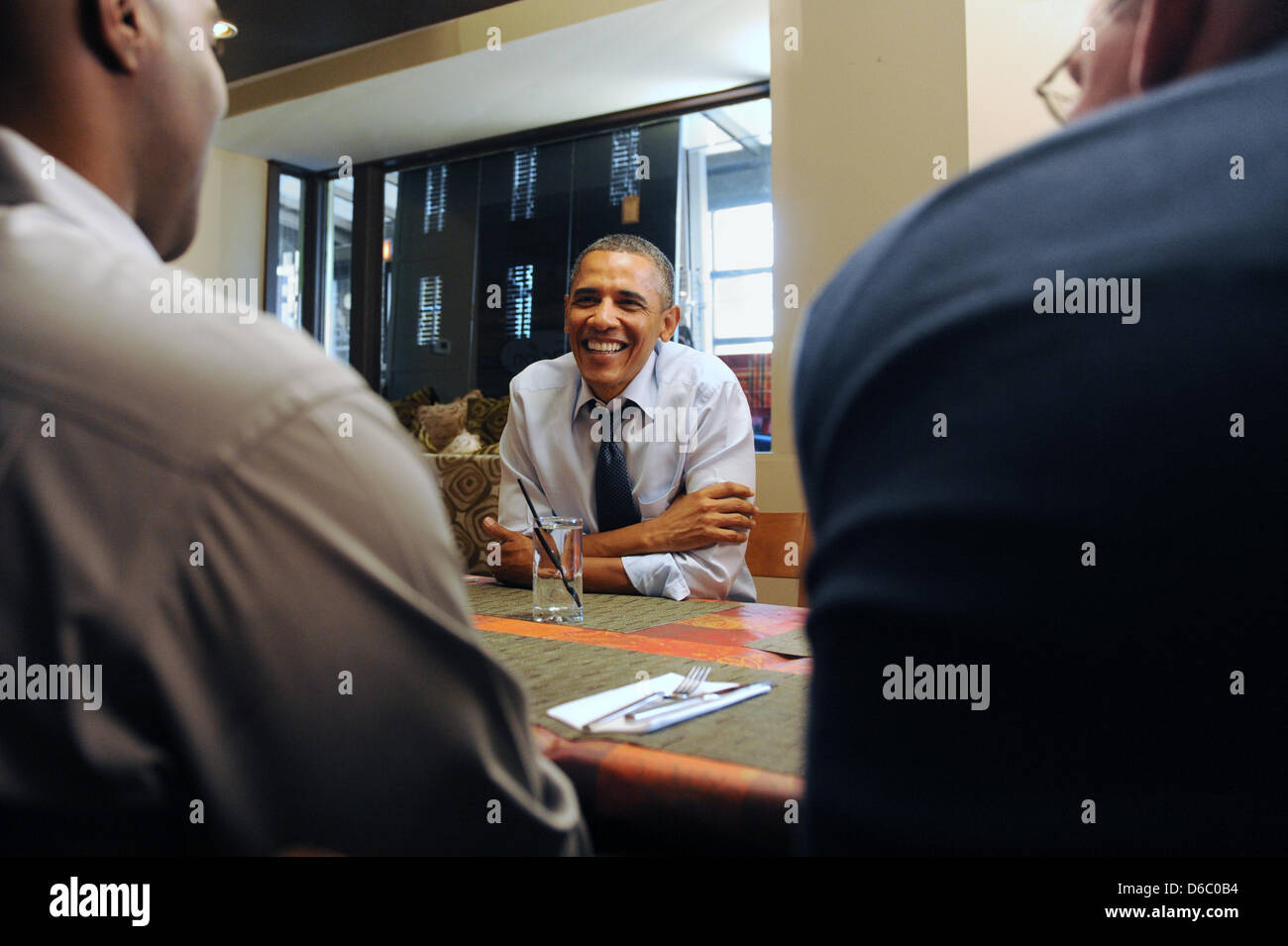 United States President Barack Obama (C) has lunch with winners of a ...