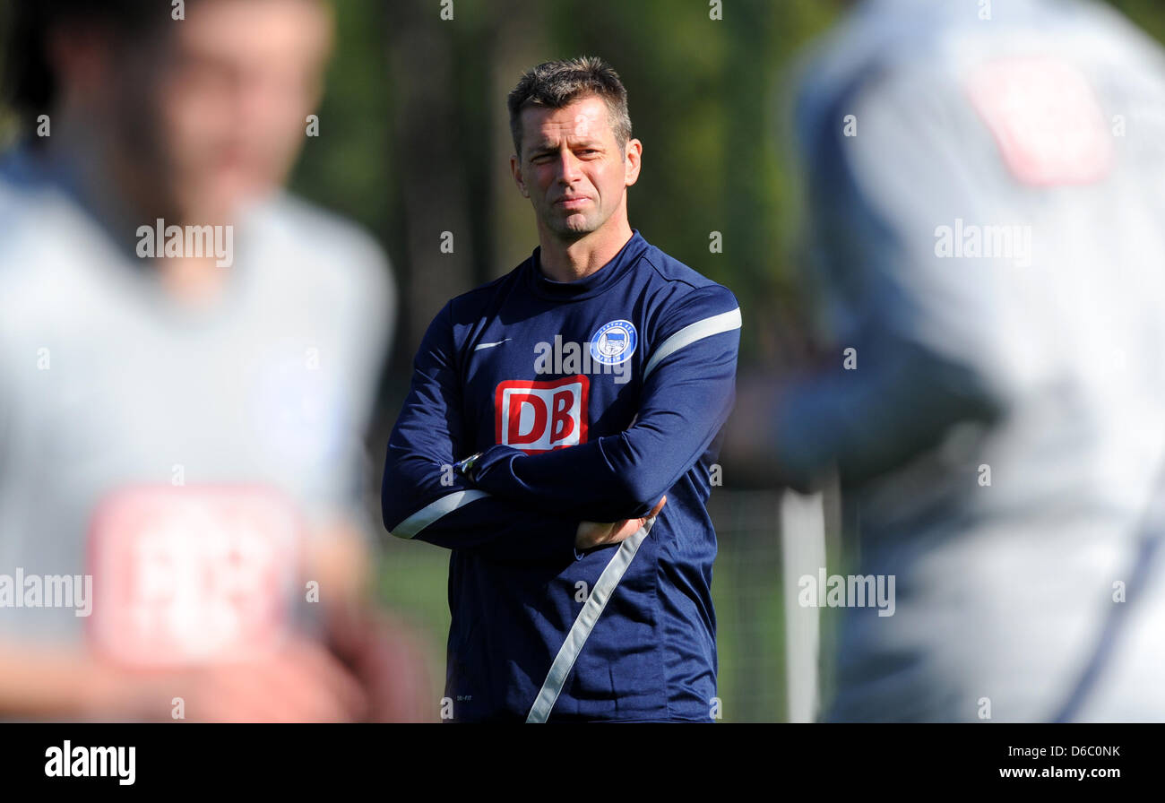 Trainer Michael Skibbe von Hertha BSC schaut am Sonntag (08.01.2012) in ...