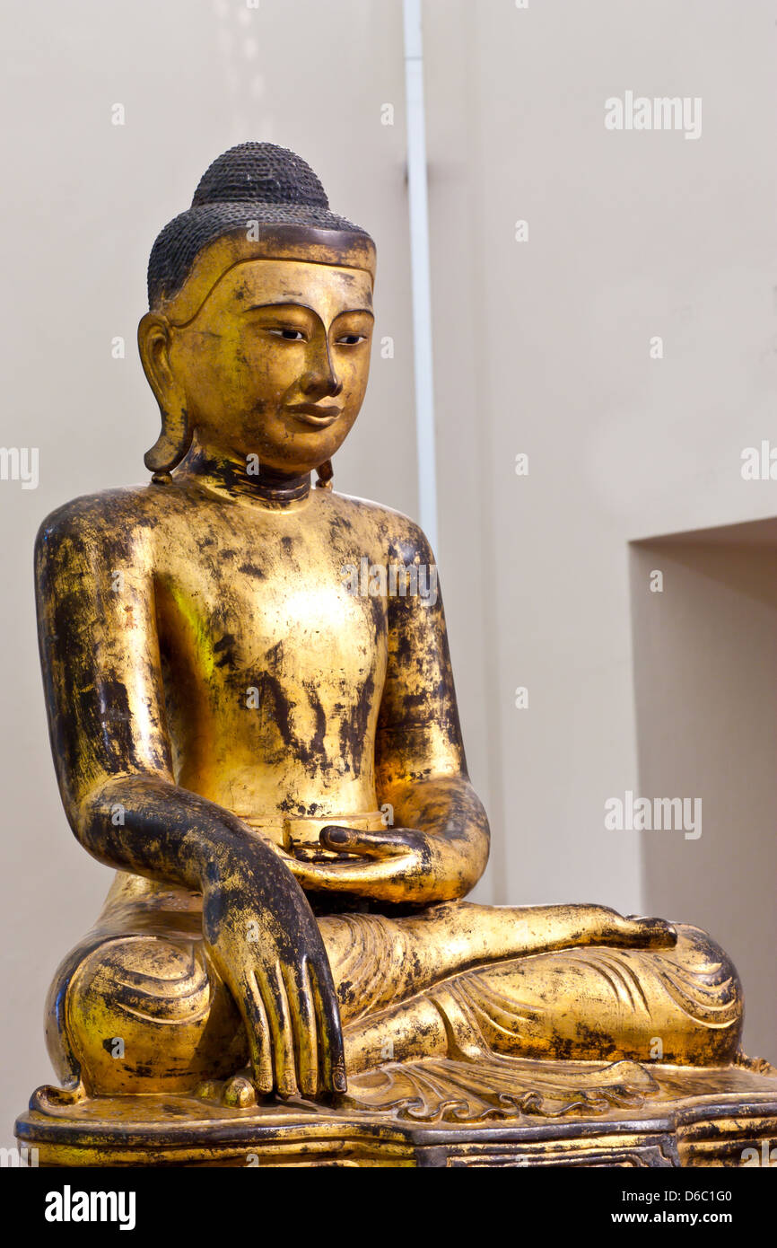 Seated buddha tibet hi-res stock photography and images - Alamy