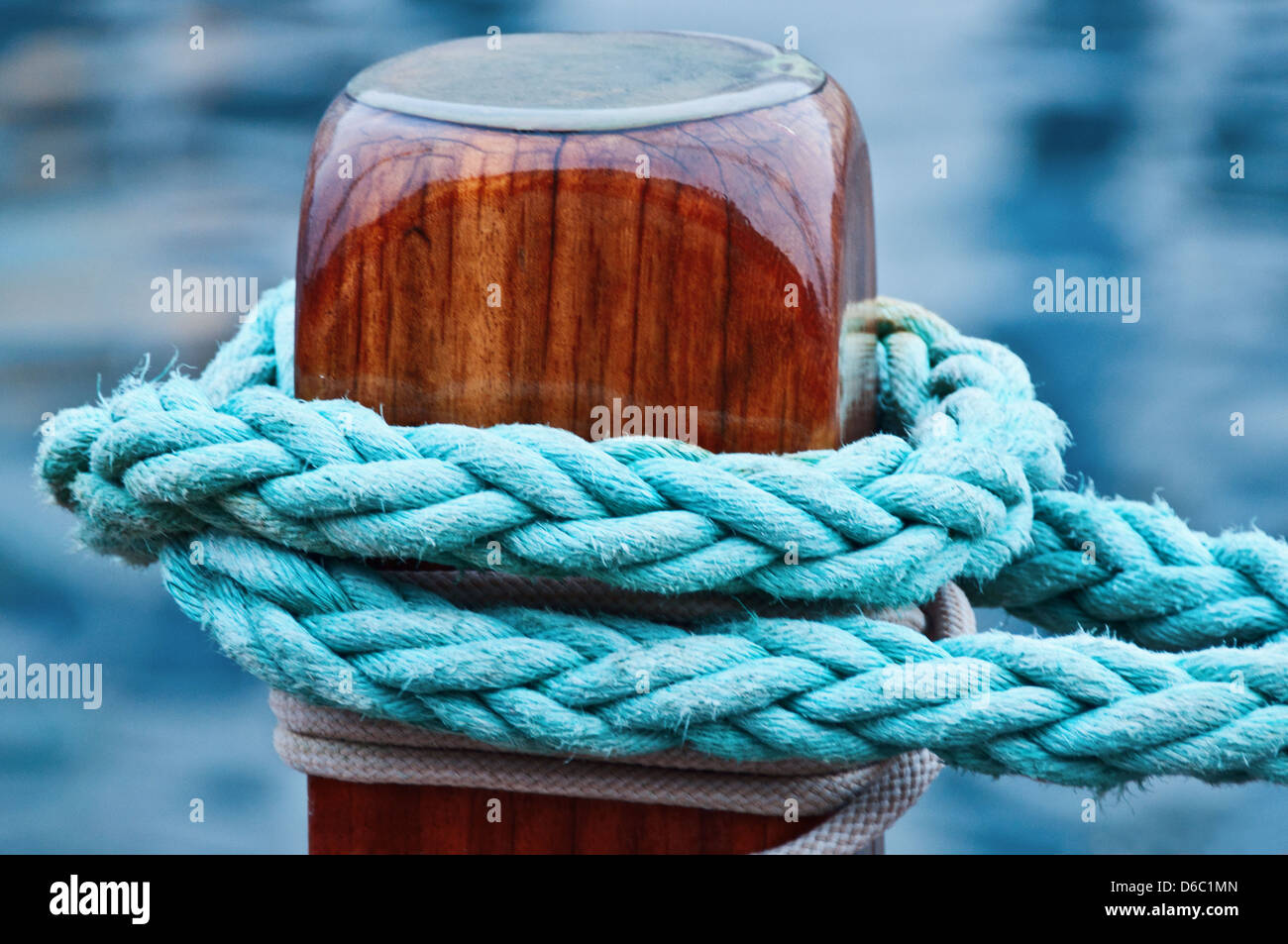 Rope knot on wood of ship Stock Photo - Alamy