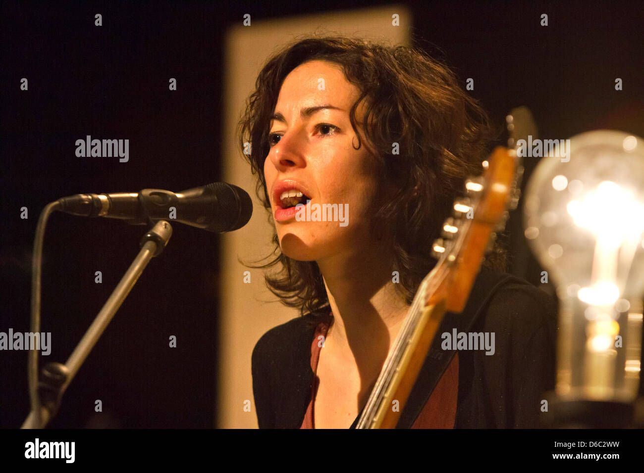 Singer with glass hi-res stock photography and images - Alamy