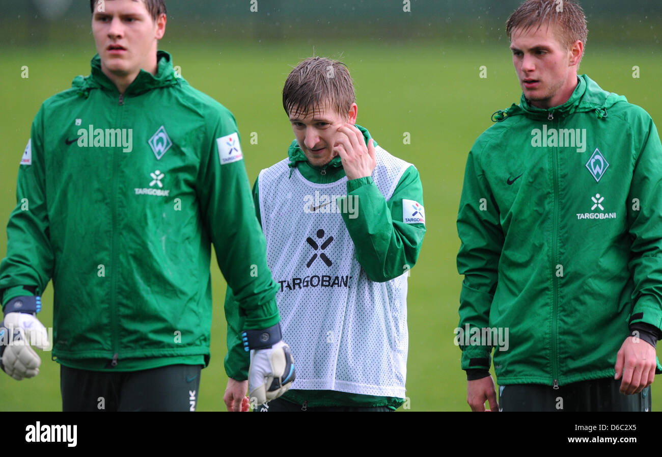 Marko Marin (Mitte, zwischen Torwart Bernd Düker (l) und Florian Trinks ...