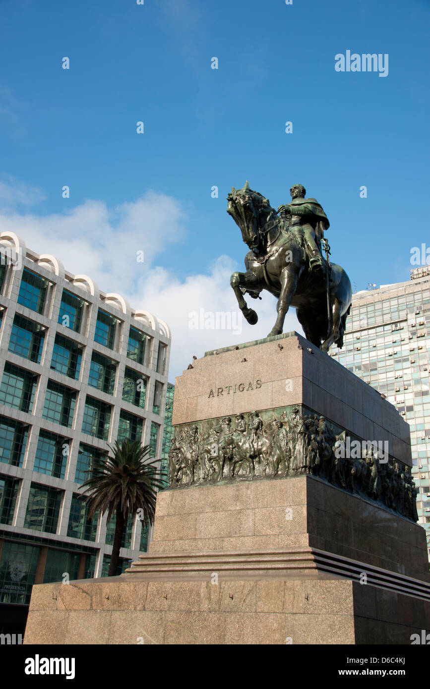 Montevideo statue hi-res stock photography and images - Alamy