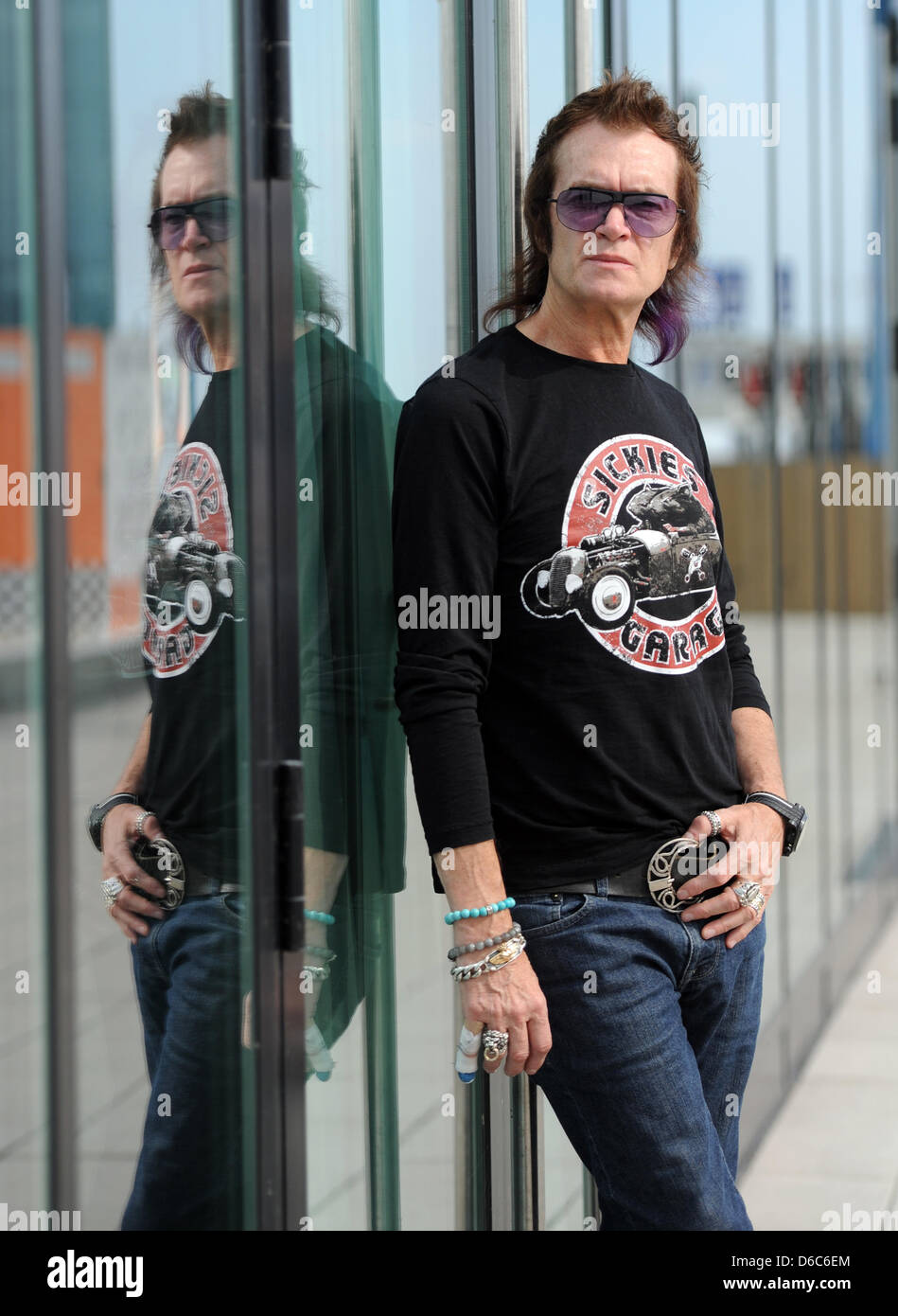 dpa-exclusive - British bassist and singer Glenn Hughes poses for ...