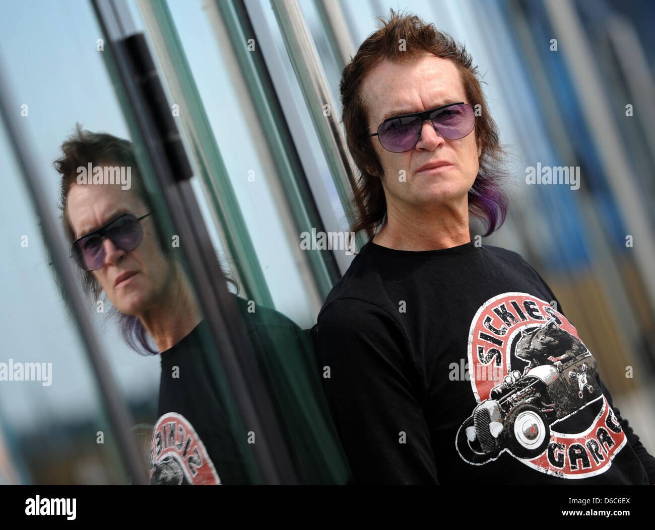 dpa-exclusive - British bassist and singer Glenn Hughes poses for ...