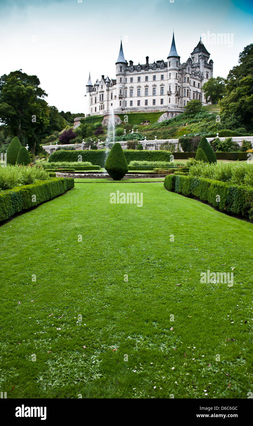 Gardens ancient dunrobin castle hi-res stock photography and images - Alamy