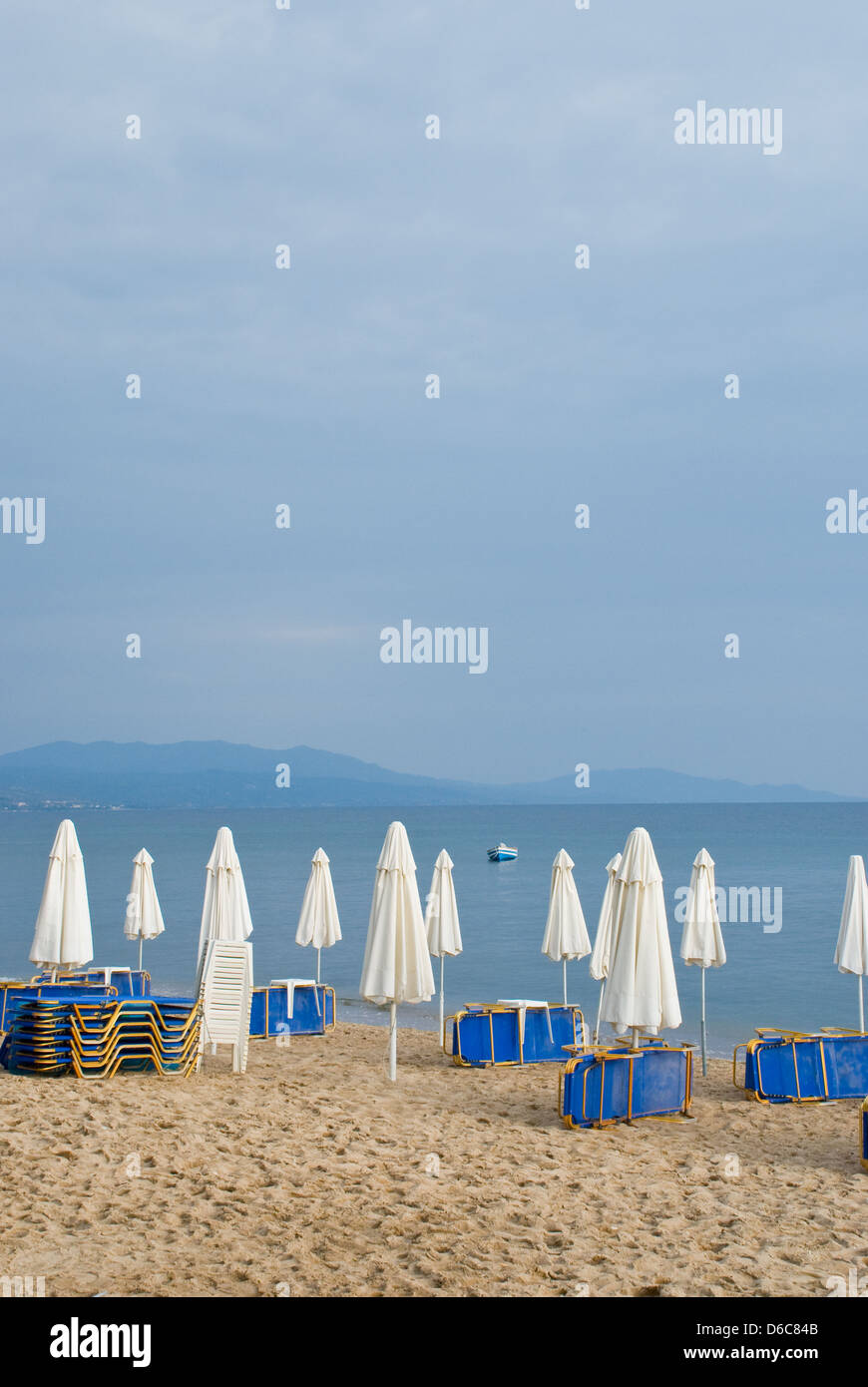 Empty scenic beach hi-res stock photography and images - Alamy