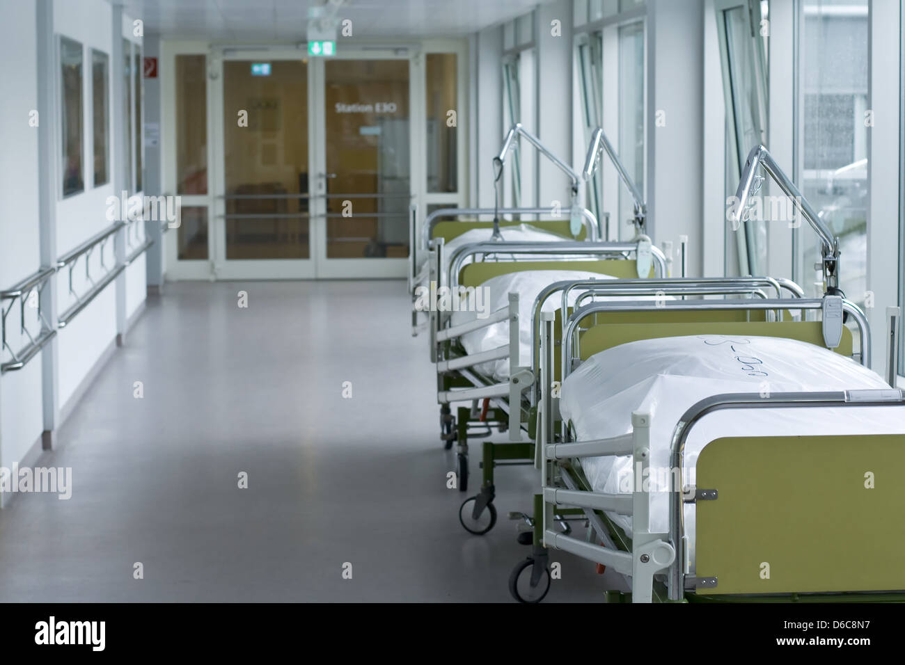Row of beds hospital hi-res stock photography and images - Alamy