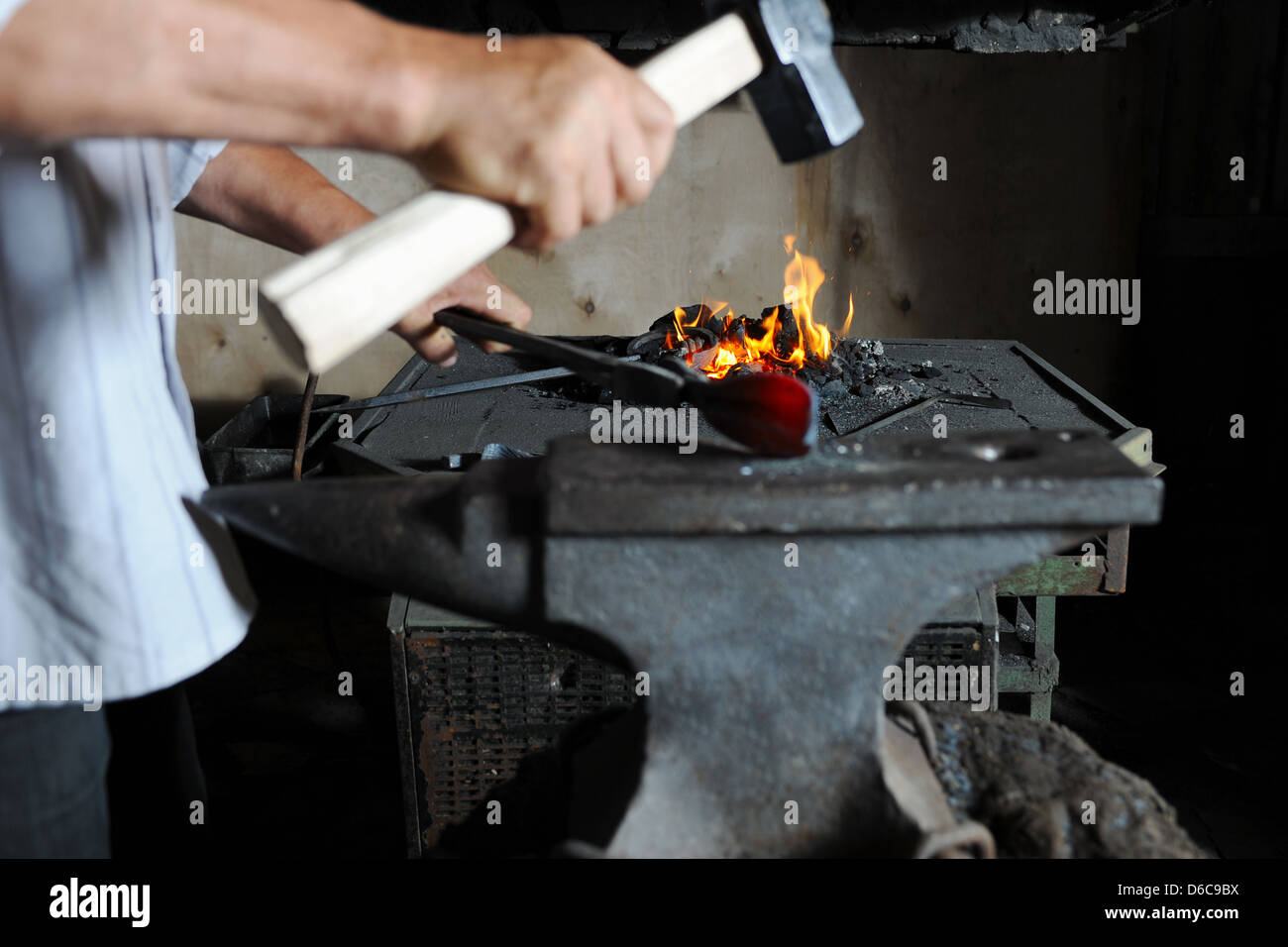 Making a decorative pattern on the anvil Stock Photo - Alamy