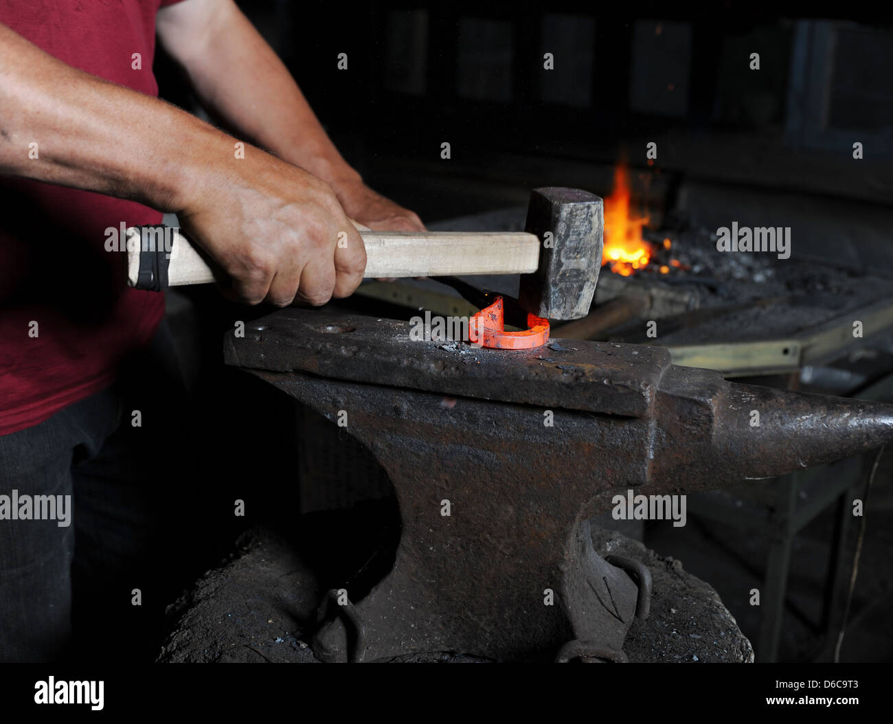 Making a decorative pattern on the anvil Stock Photo - Alamy