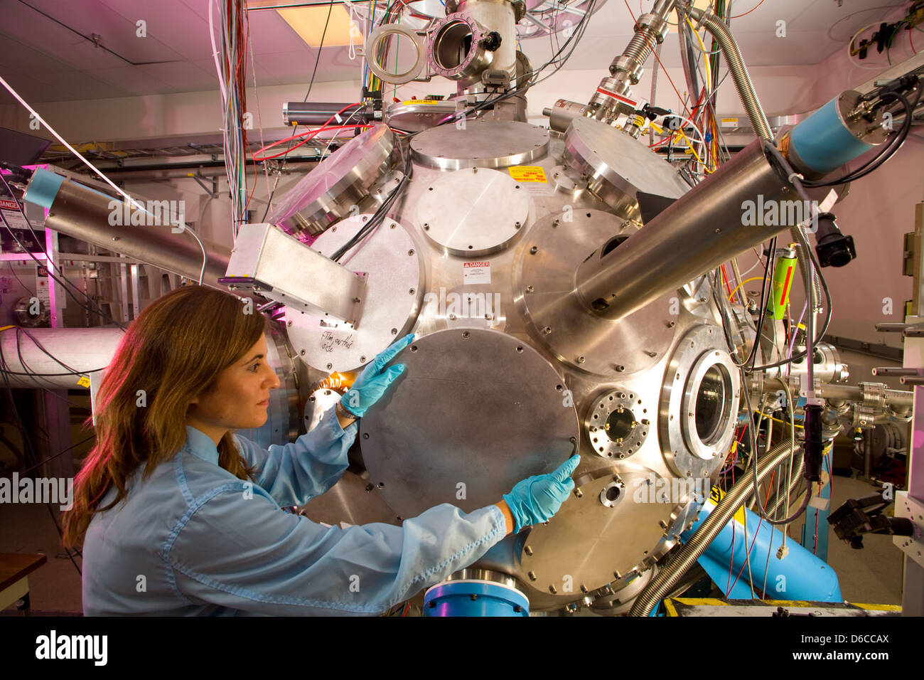 Laser laboratory hi-res stock photography and images - Alamy