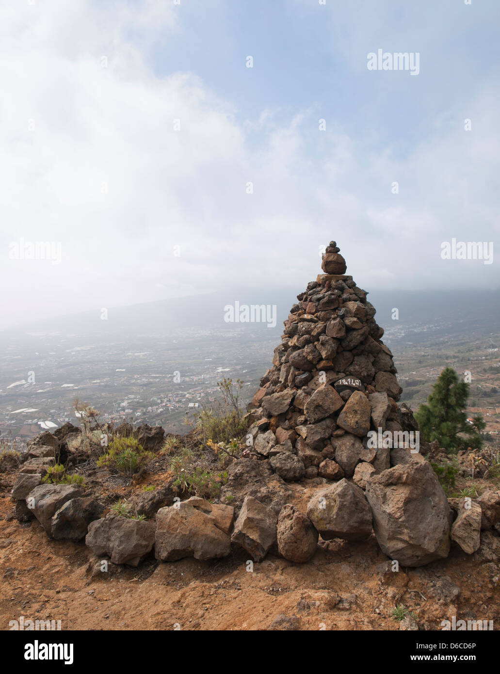 Cairn on cliff edge hi-res stock photography and images - Alamy