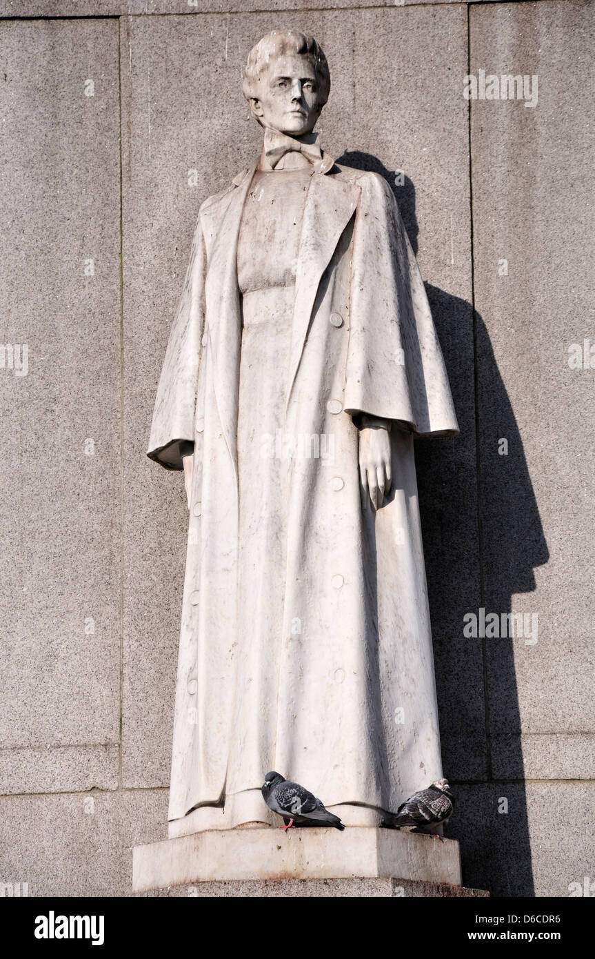 London, England, UK. Statue of Edith Clavell (1865-1915; nurse and WW1 ...