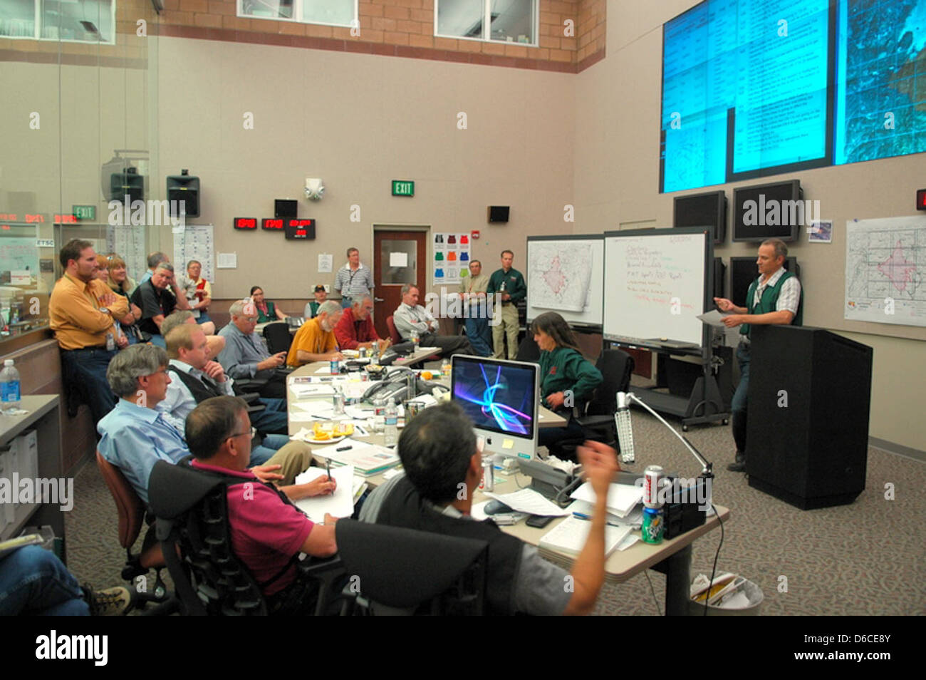 Emergency operations center briefing hi-res stock photography and ...