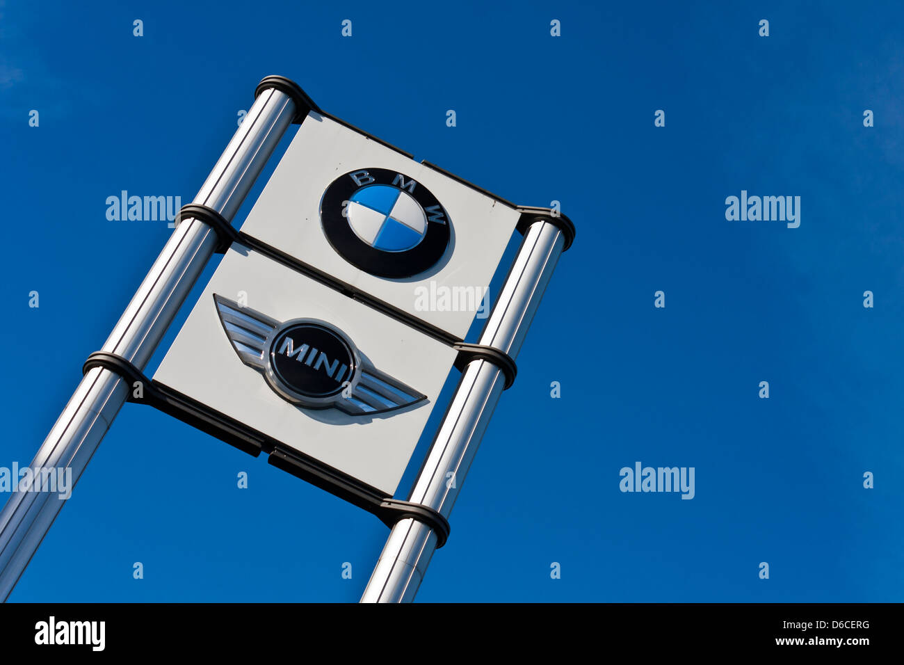 Bmw mini logo sign hi-res stock photography and images - Alamy