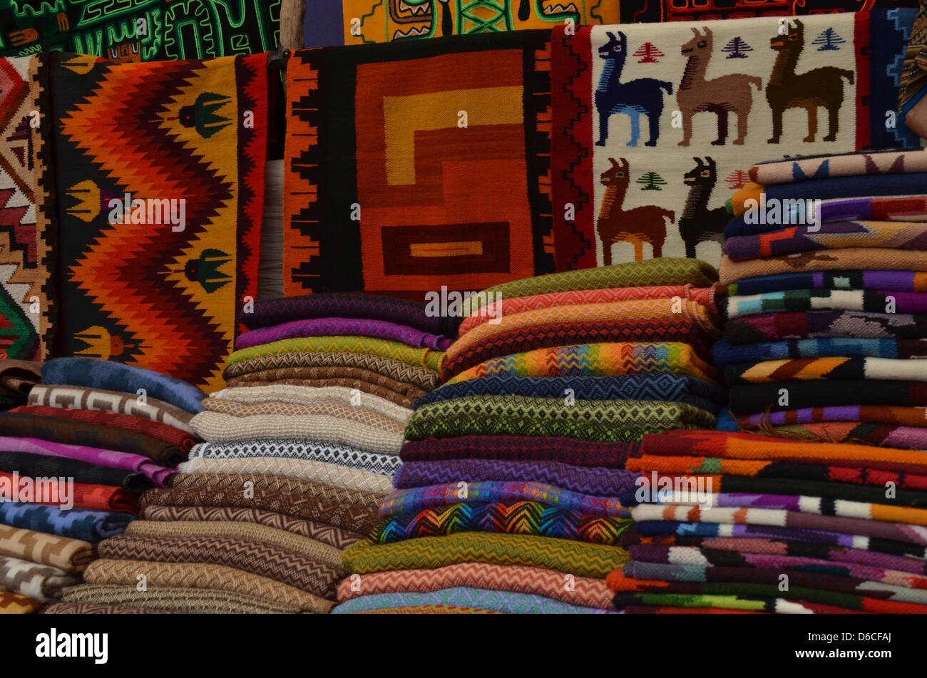 Handicrafts for sale in a Peruvian tourist market Stock Photo - Alamy