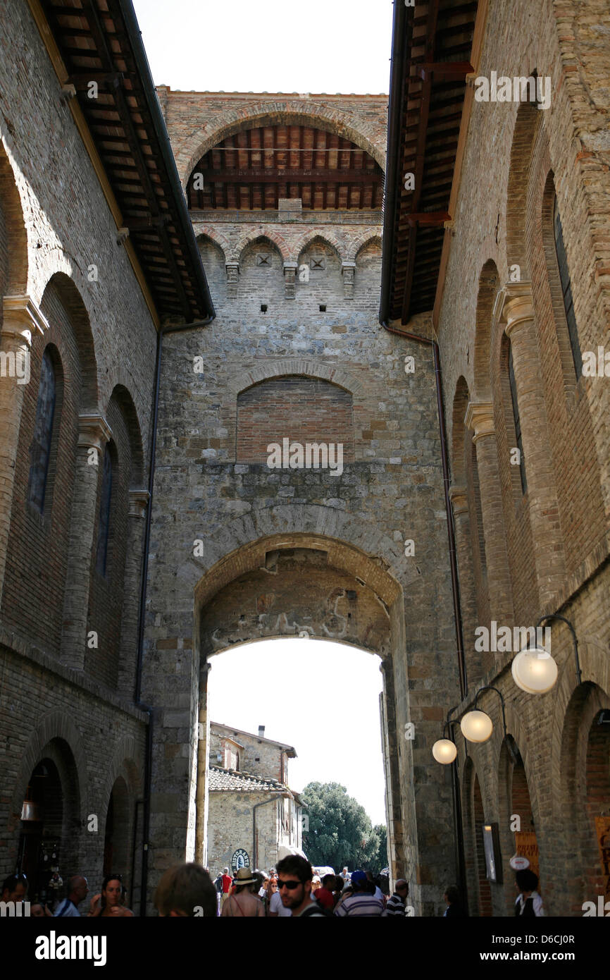 The main gate of the Italian fortress town of San Gimignano, Tuscany ...