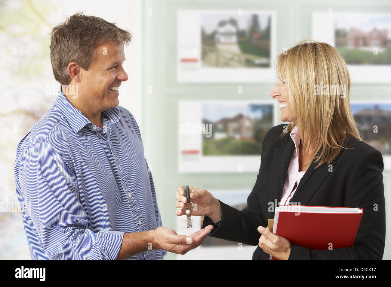 contract,key handover,real estate agent Stock Photo - Alamy