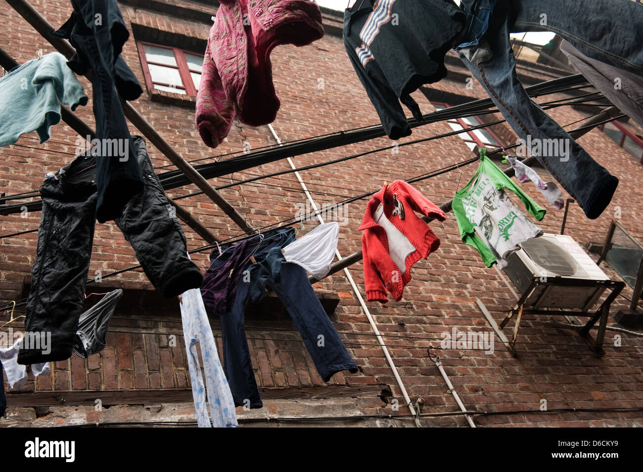 Clothes line between buildings hi-res stock photography and images - Alamy