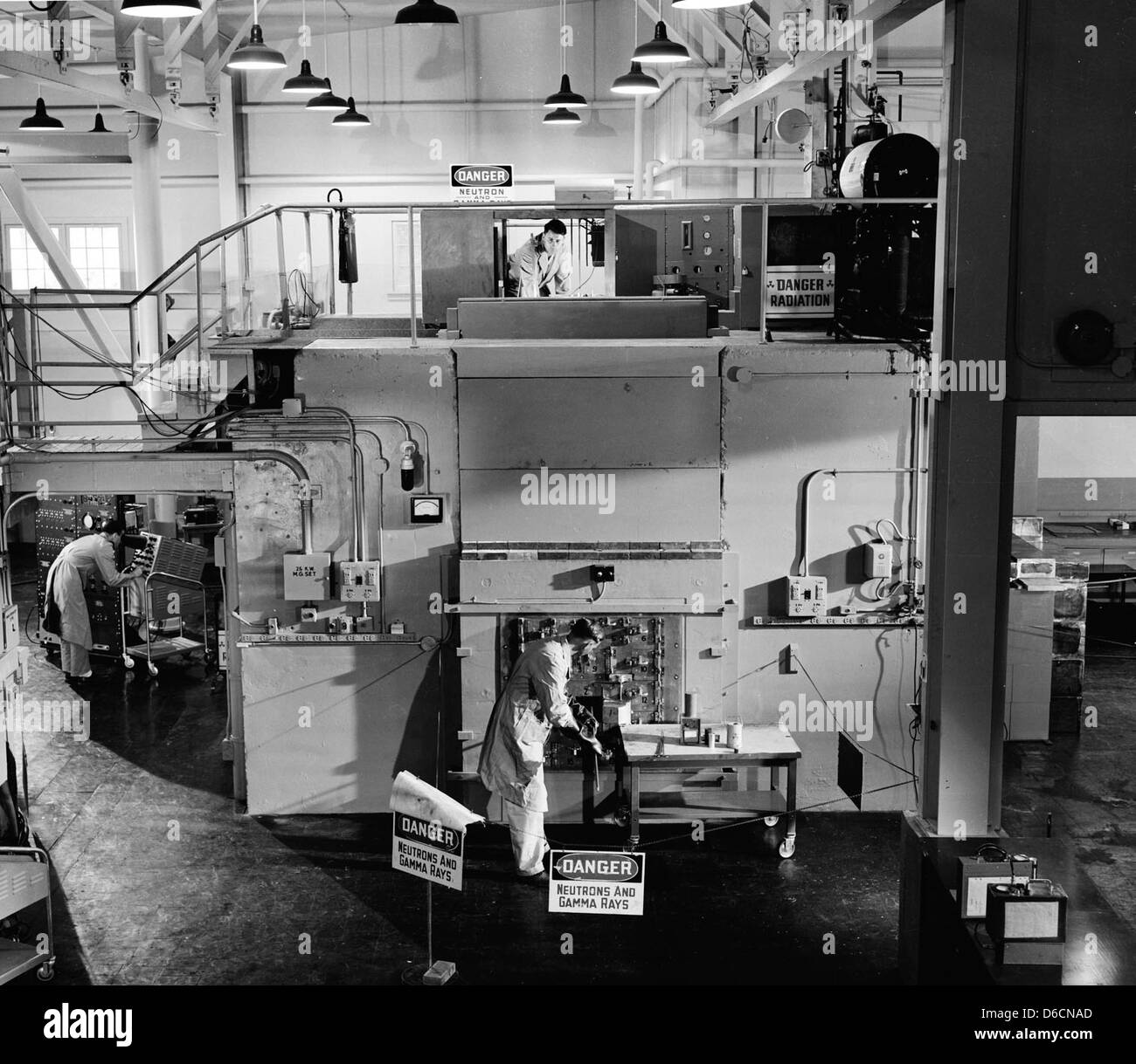 Scientists in a lab Black and White Stock Photos & Images - Alamy