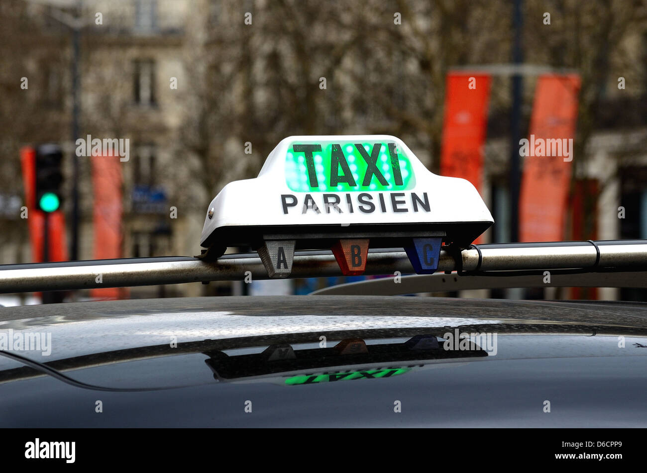 Taxi parisien hi-res stock photography and images - Alamy