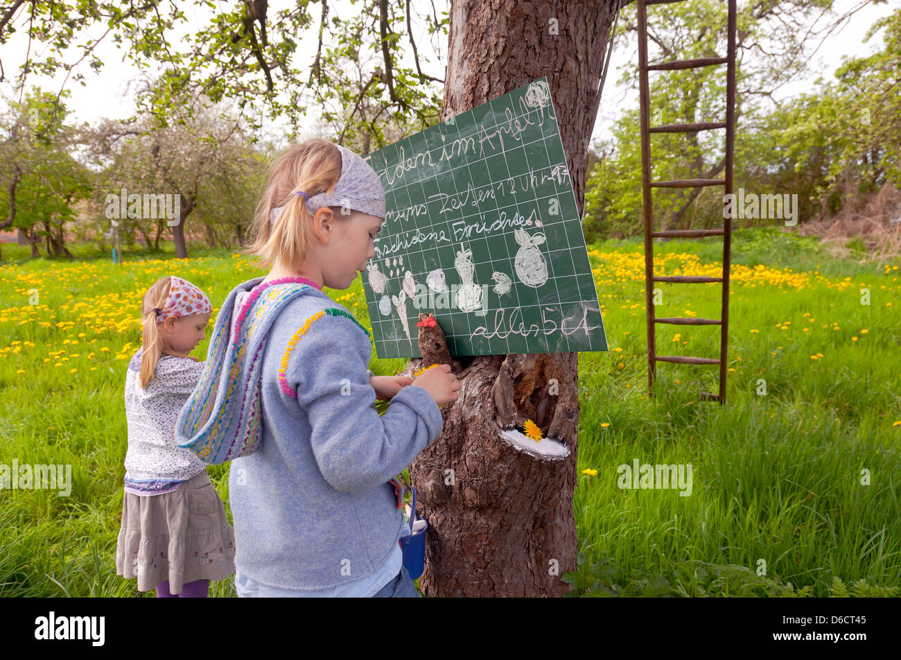 RÜHSTÄDT, Germany, girls play under an apple tree Stock Photo - Alamy