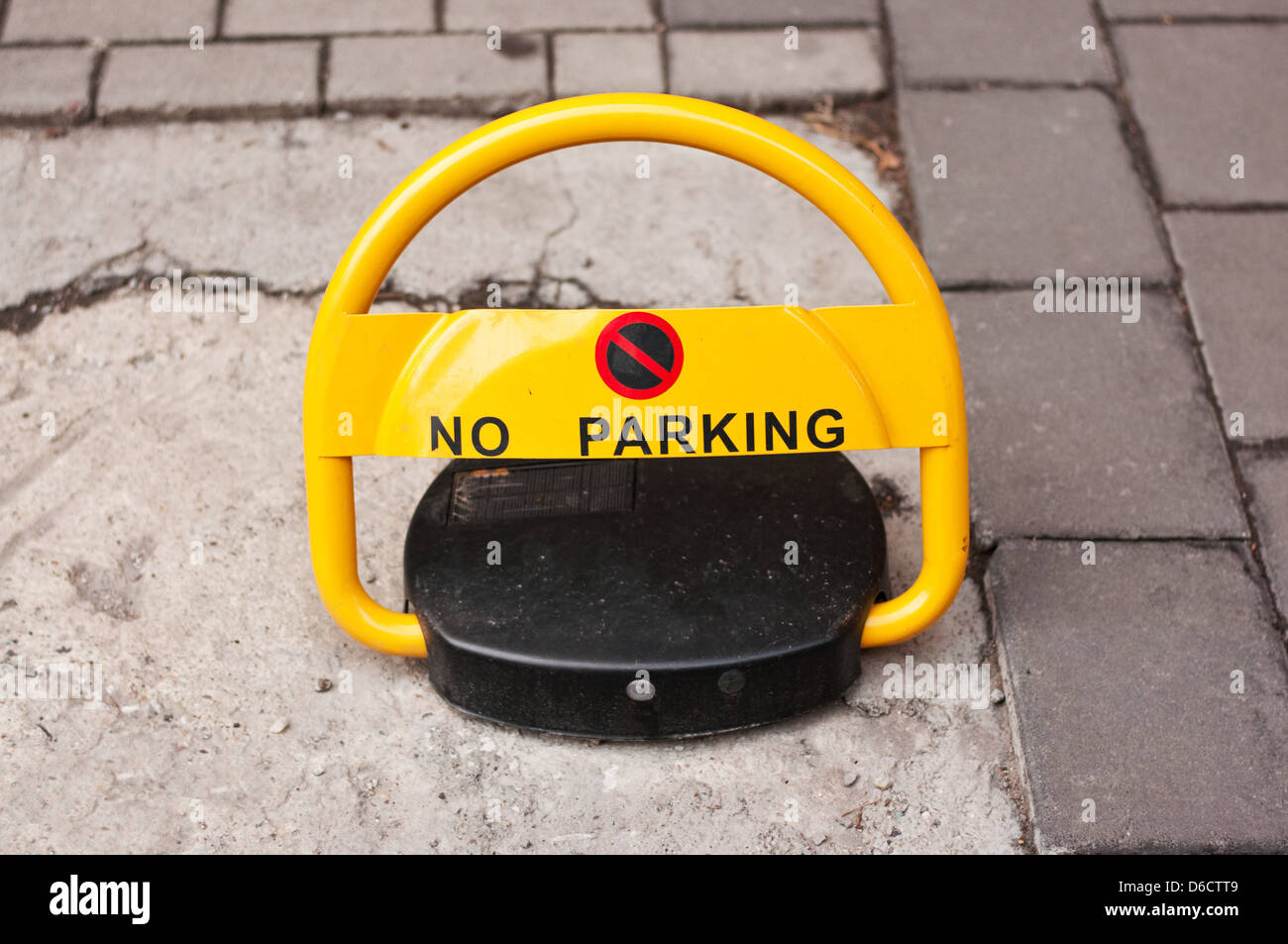 Pavement parking sign hi-res stock photography and images - Alamy