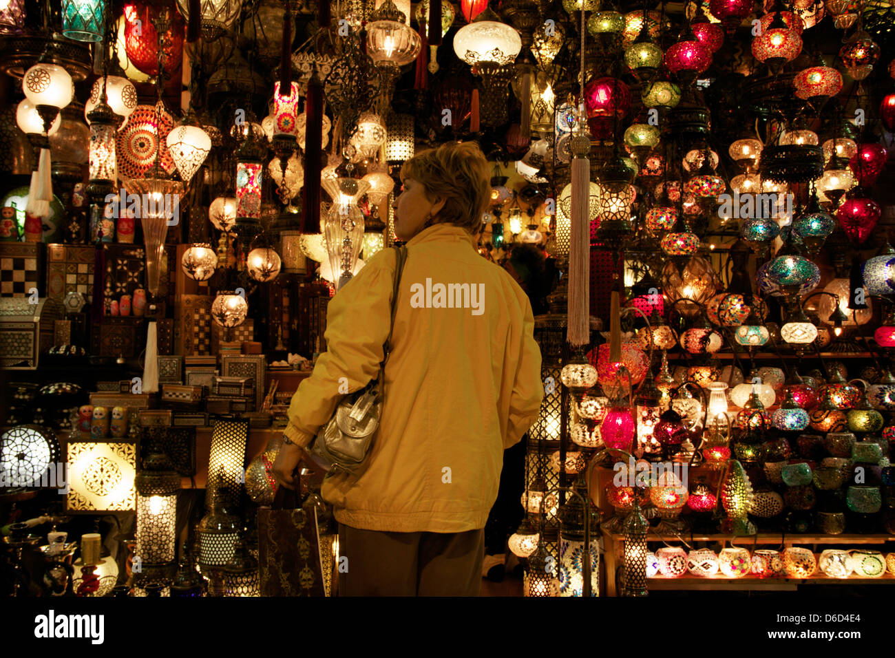 Istanbul grand bazaar woman hi-res stock photography and images - Alamy