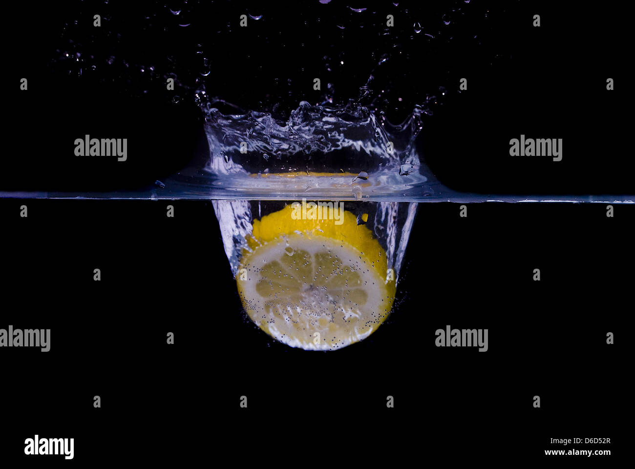 Lemon splash hi-res stock photography and images - Alamy