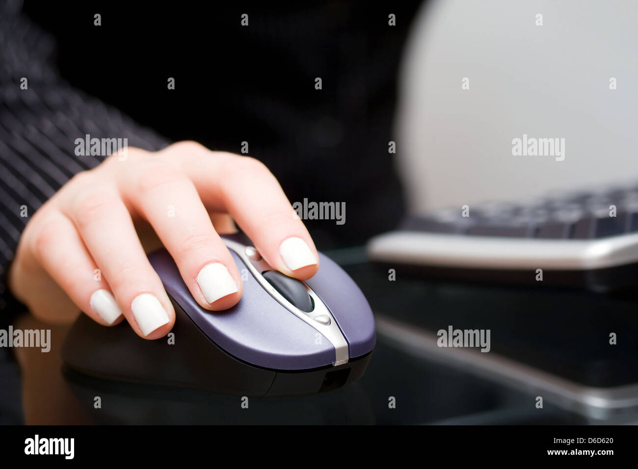 Female hand holding computer mouse Stock Photo - Alamy
