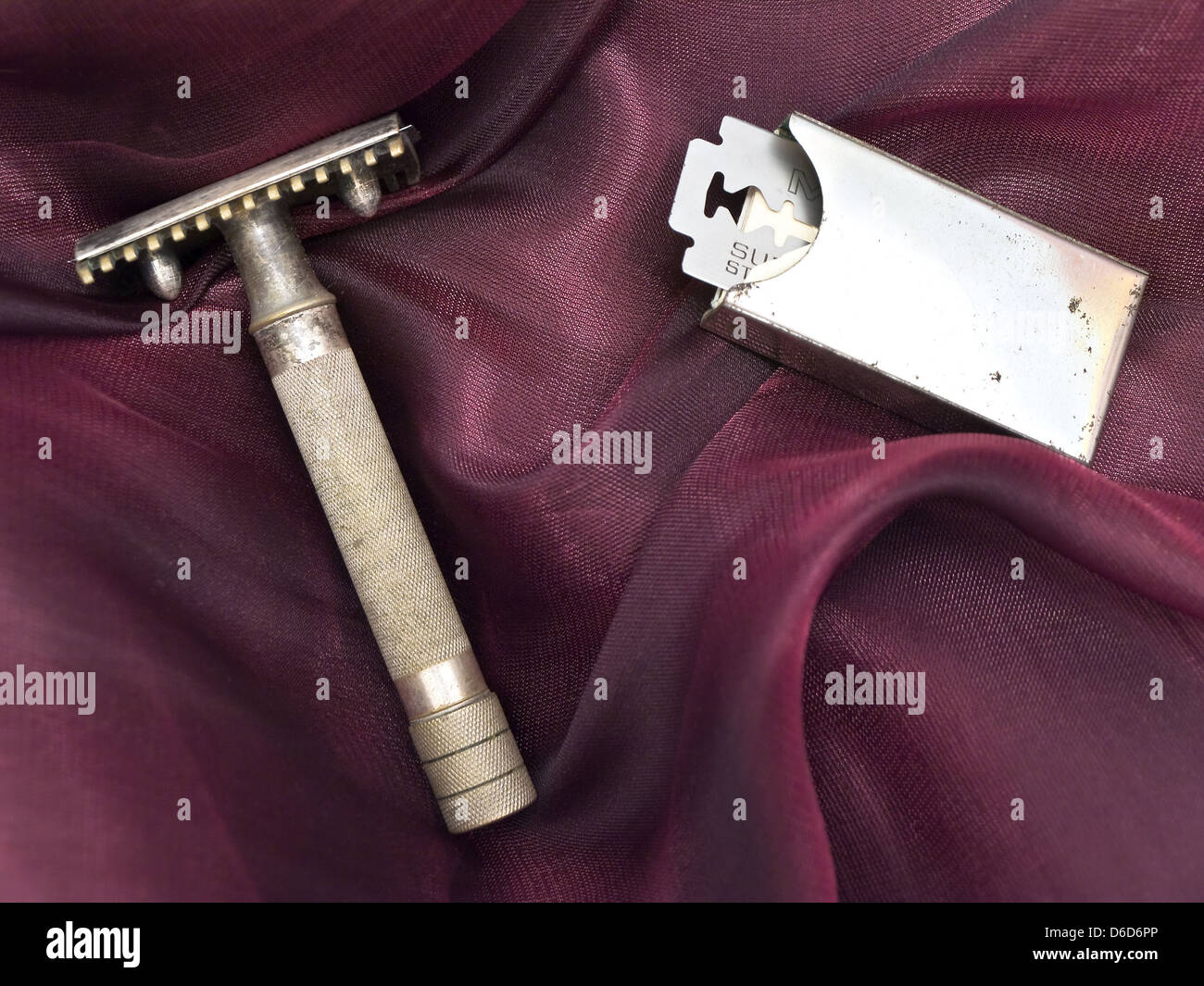 Old razor blade hi-res stock photography and images - Alamy