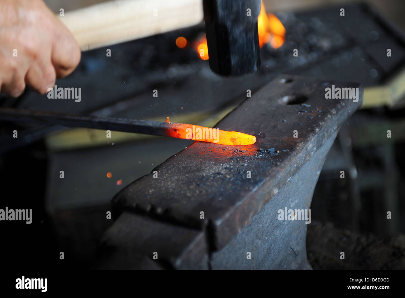 Making a decorative pattern on the anvil Stock Photo - Alamy