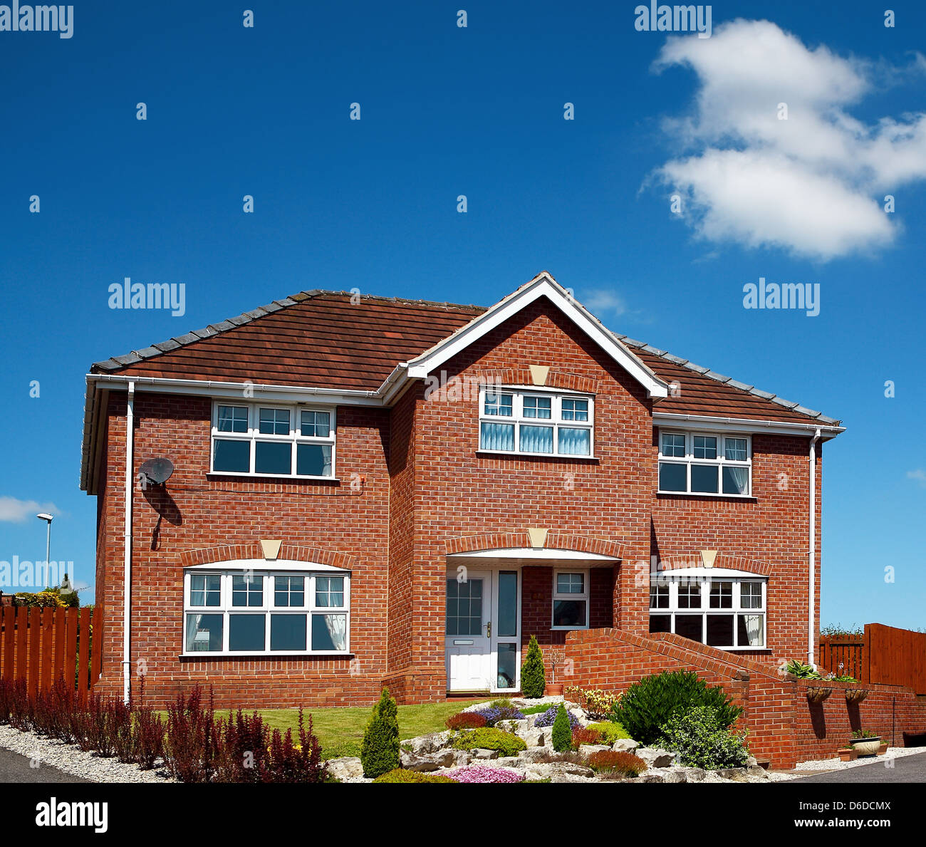 Uk suburban domestic house exterior hi-res stock photography and images ...