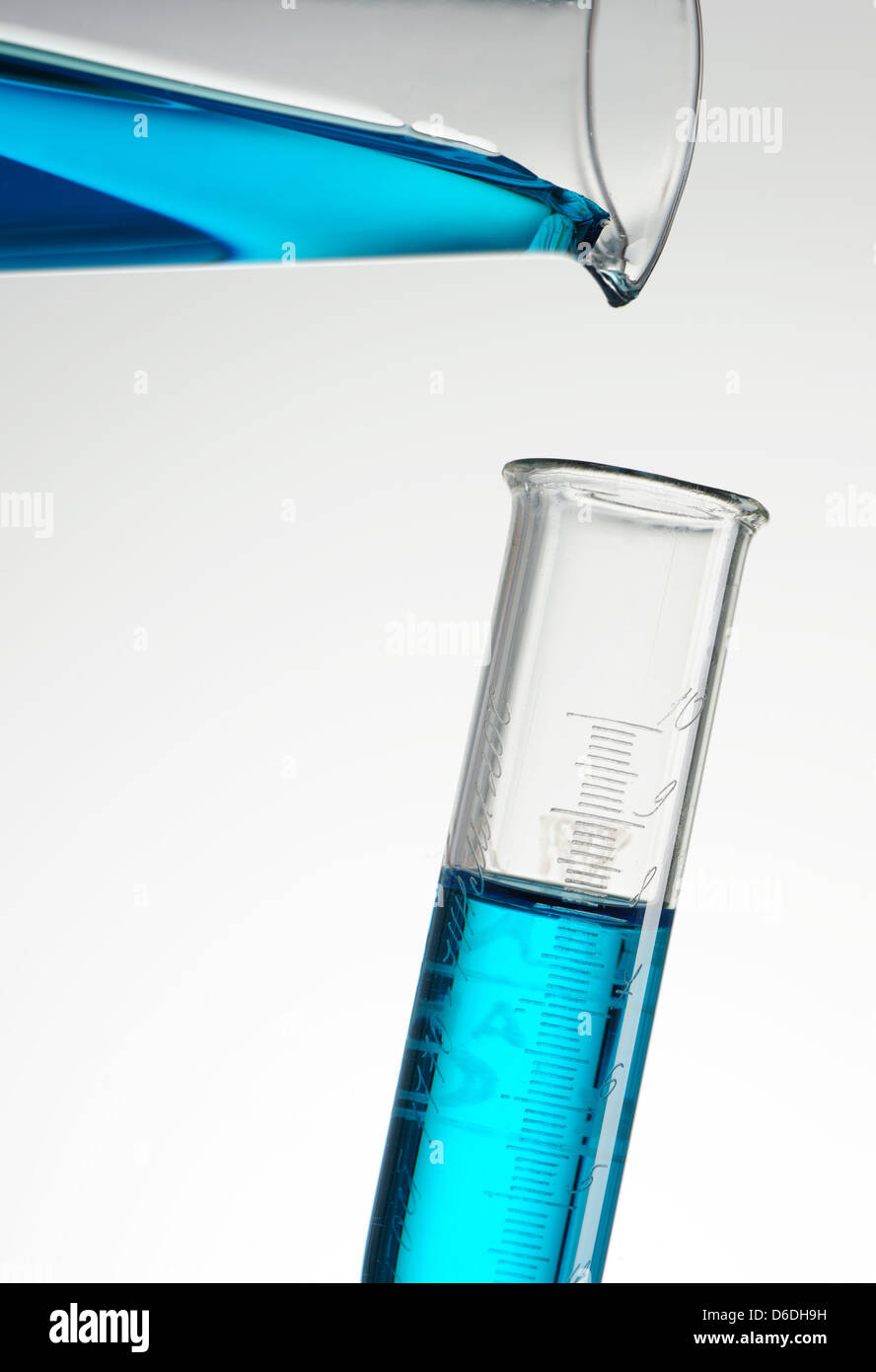 Science beaker pour white liquid hi-res stock photography and images ...