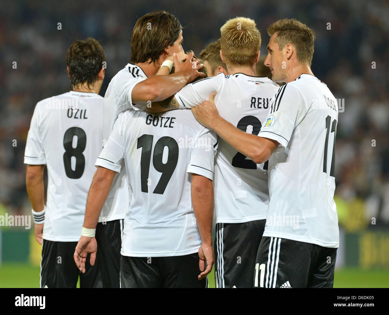 Germany's Mario Goetze (l) celebrates with Miroslav Klose, Marco Reus ...