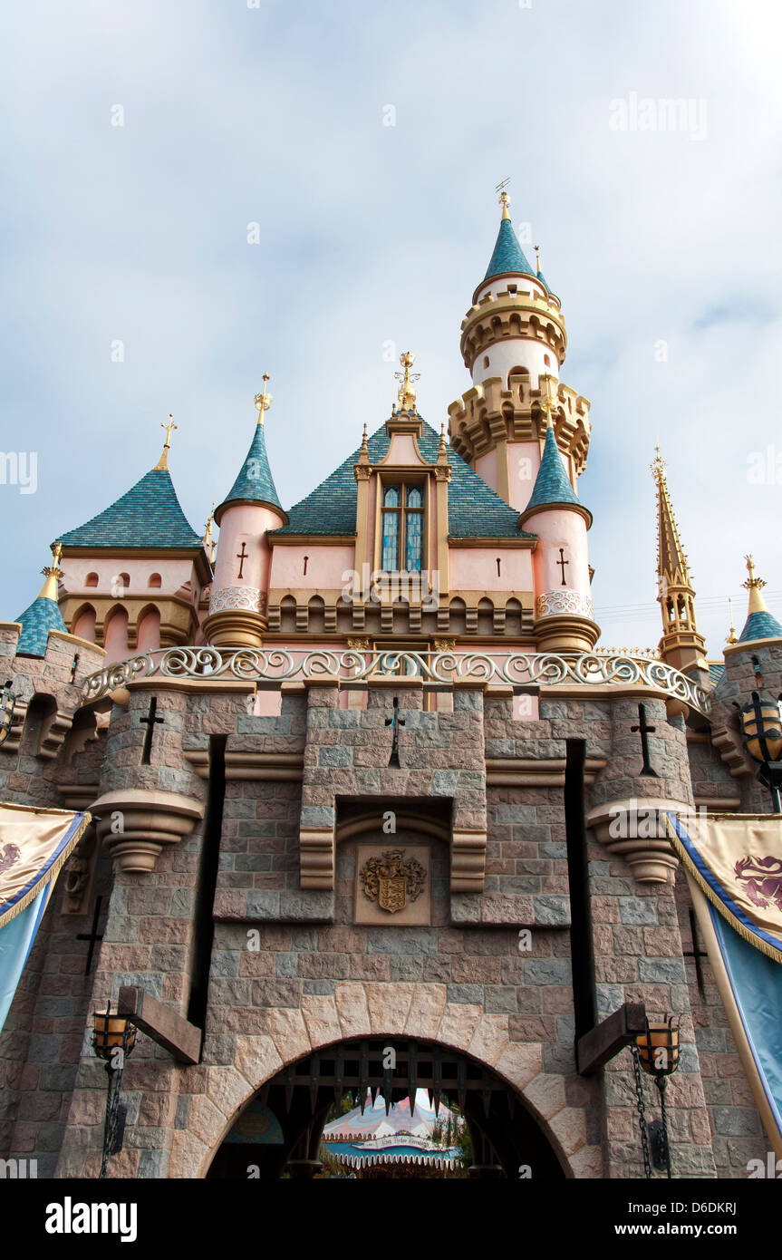 Disneyland anaheim castle hi-res stock photography and images - Alamy