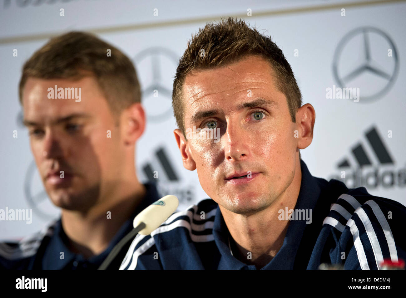 German national soccer goal keeper Manuel Neuer (L) and player Miroslav ...