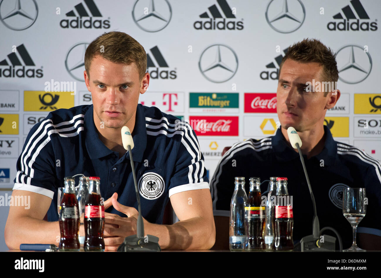 German national soccer goal keeper Manuel Neuer (L) and player Miroslav ...