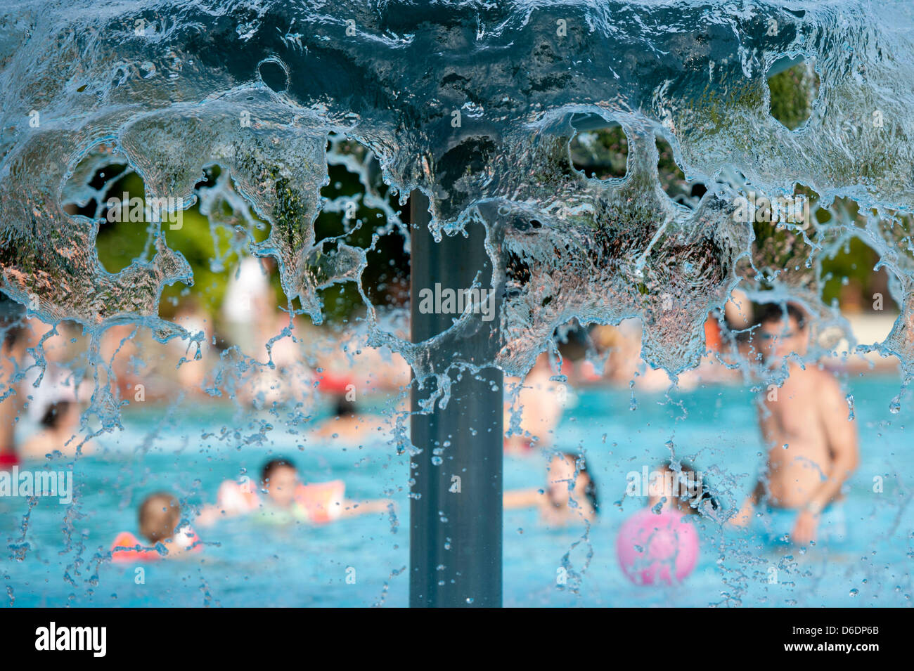 People play in the water at the Prinzenbad swimming pool in Berlin ...